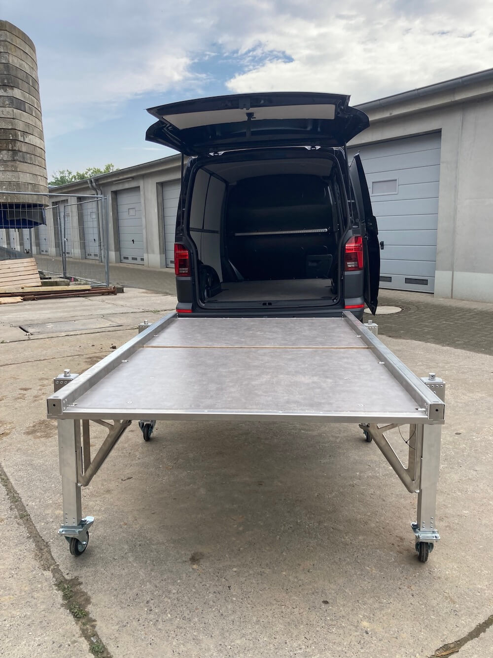 Frame and platform for self-assembly - PlugVan