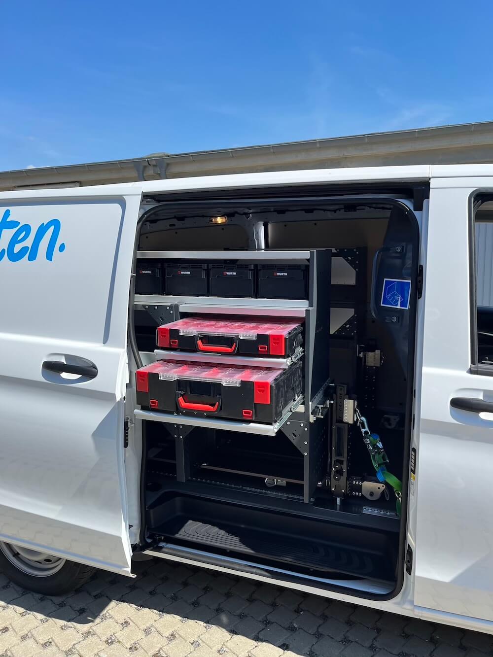 Transporter interior fittings for craftsmen - PlugVan