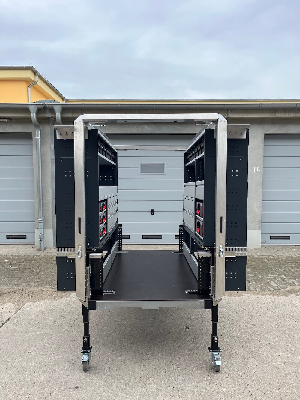 Transporter Innenausbau für Handwerker - PlugVan