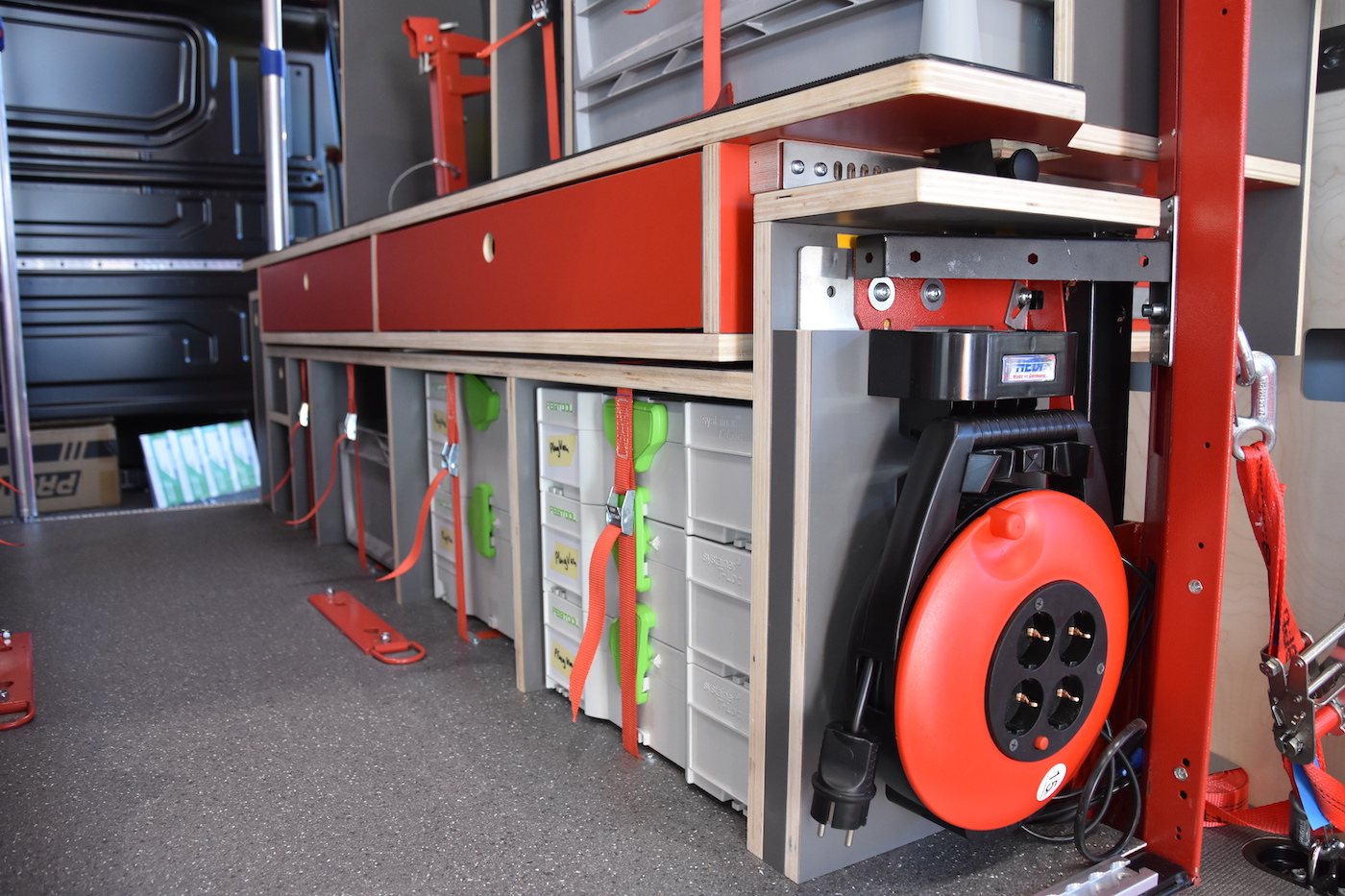 Transporter Innenausbau für Handwerker - PlugVan
